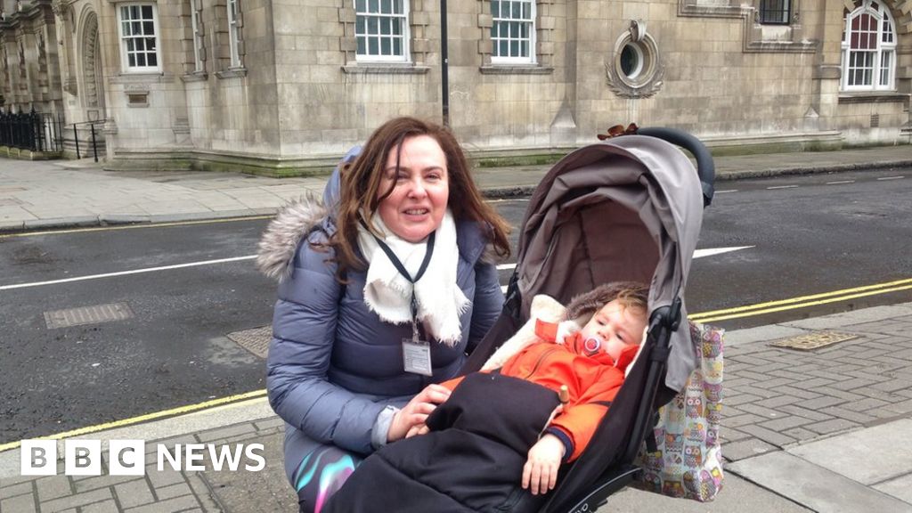 London attack: 'Business as usual' for defiant MPs and commuters - BBC News