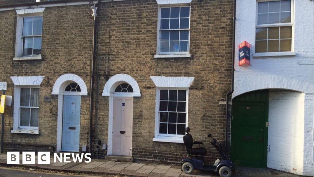 Cambridge and Toft fires leave two men dead - BBC News