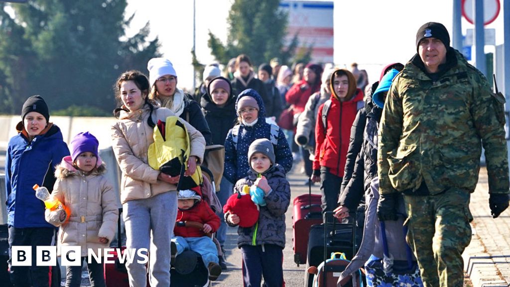 Ukraine conflict: Children on their own, parents stay behind