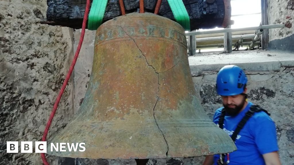Abseilers remove bells from fire-ravaged Norfolk church - BBC News