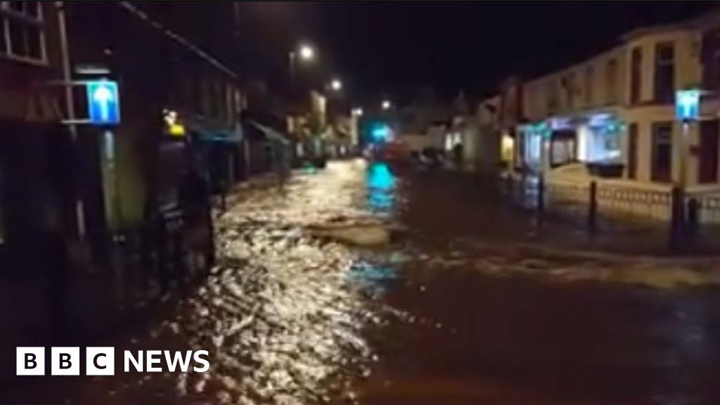 Heavy rain causes flooding and leaves motorists stranded