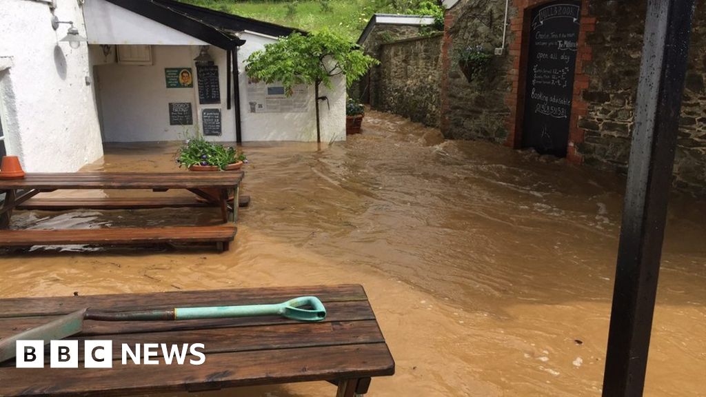 Flood-hit South Pool pub gets £3,000 to repair damage - BBC News