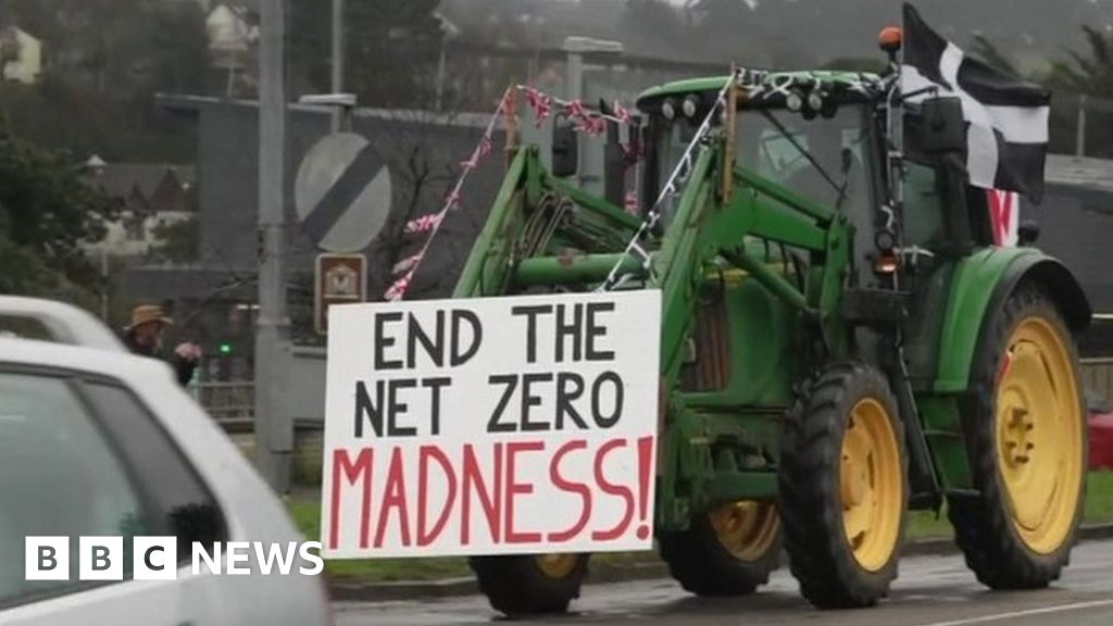 Farmers drive tractors through Cornwall in protest - BBC News