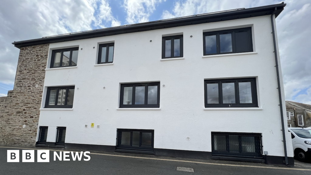 Truro homeless accommodation ready for residents - BBC News