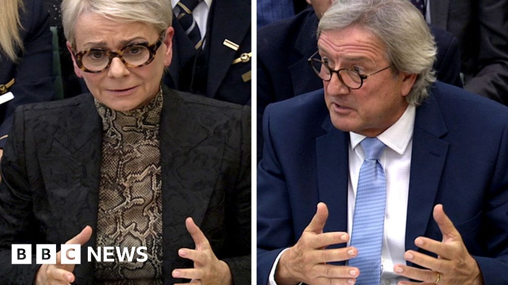 Thomas Cook: Former bosses deny responsibility for collapse - BBC News