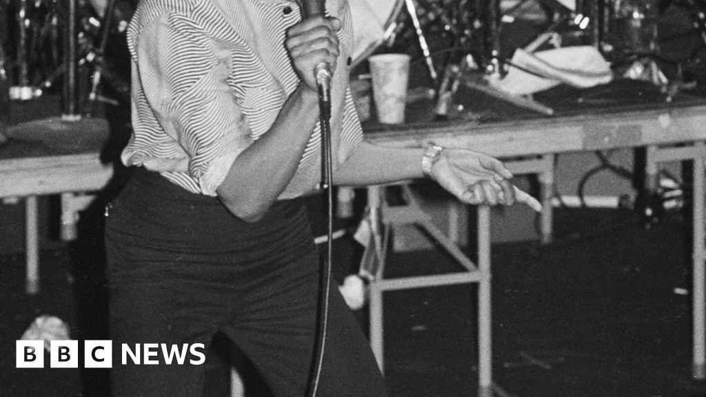 Unseen LA punk scene photography goes on show - BBC News
