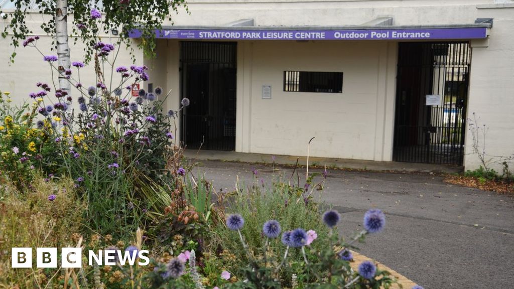 Green algae delays summer opening of Stroud lido - BBC News