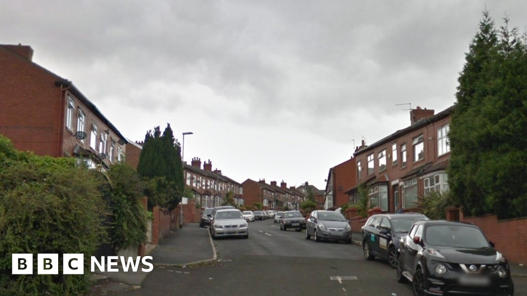 Three murder arrests after man stabbed in Oldham - BBC News