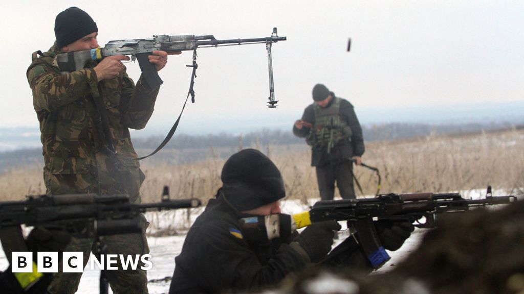 Ukraine conflict: Deadly flare-up on eastern front line - BBC News
