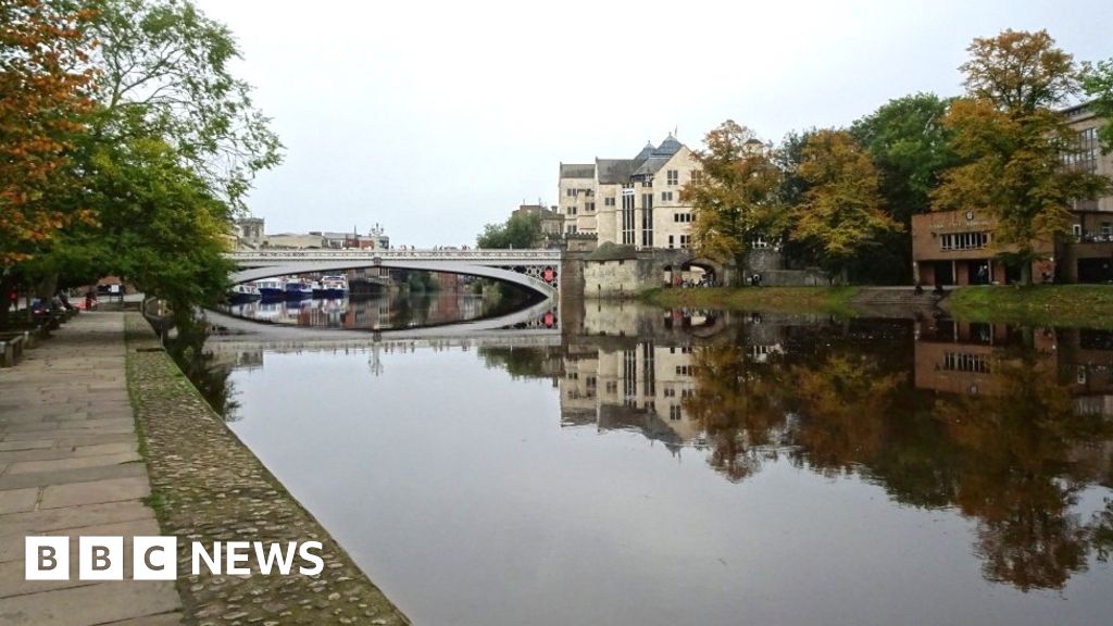 York: Six rescued from River Ouse after two boats collide - BBC News