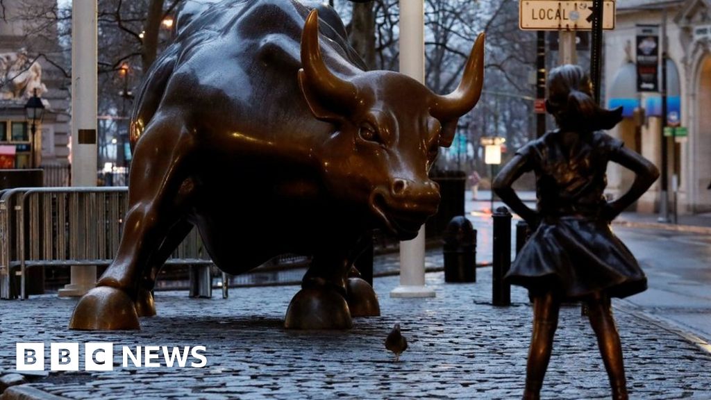 Girl statue faces Wall Street bull to fight gender inequality - BBC News