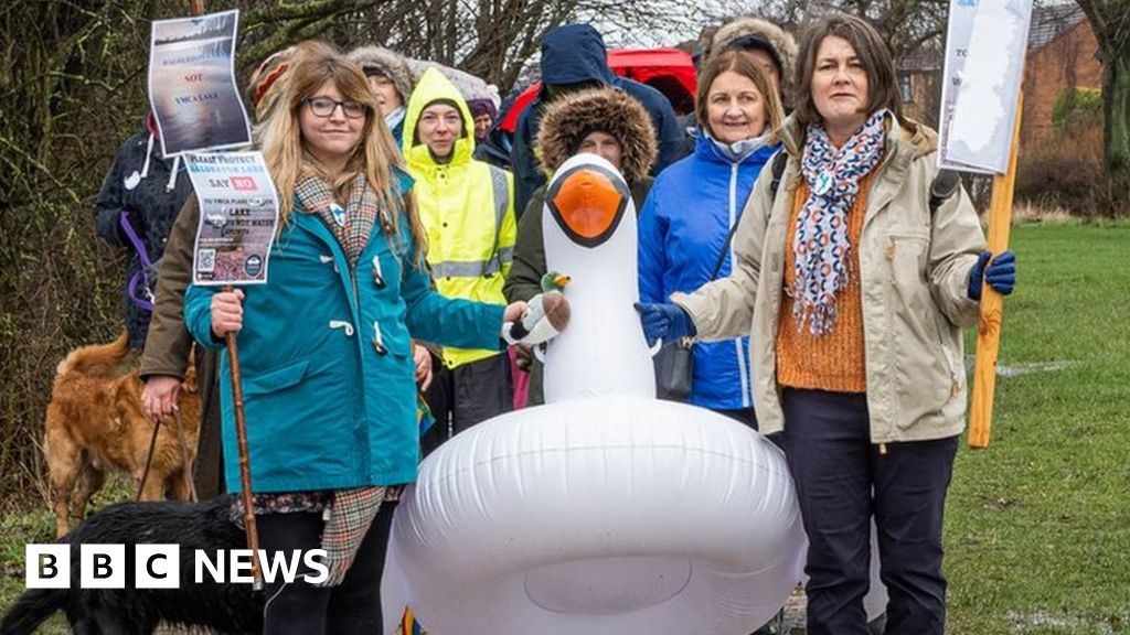 Balderton Lake: Dozens protest against YMCA kayaking plans - BBC News