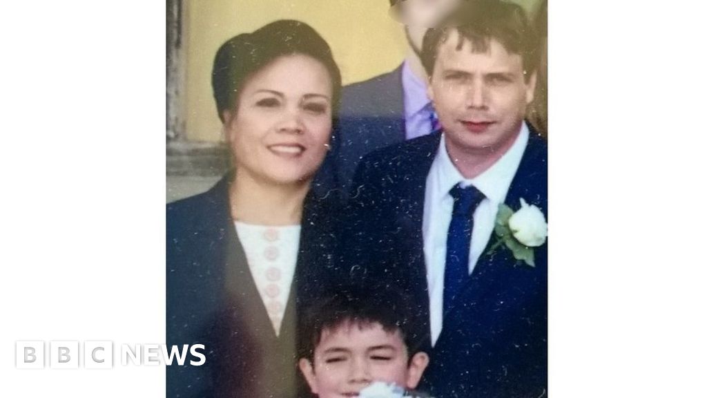 Mystery over family of three missing from Swindon - BBC News