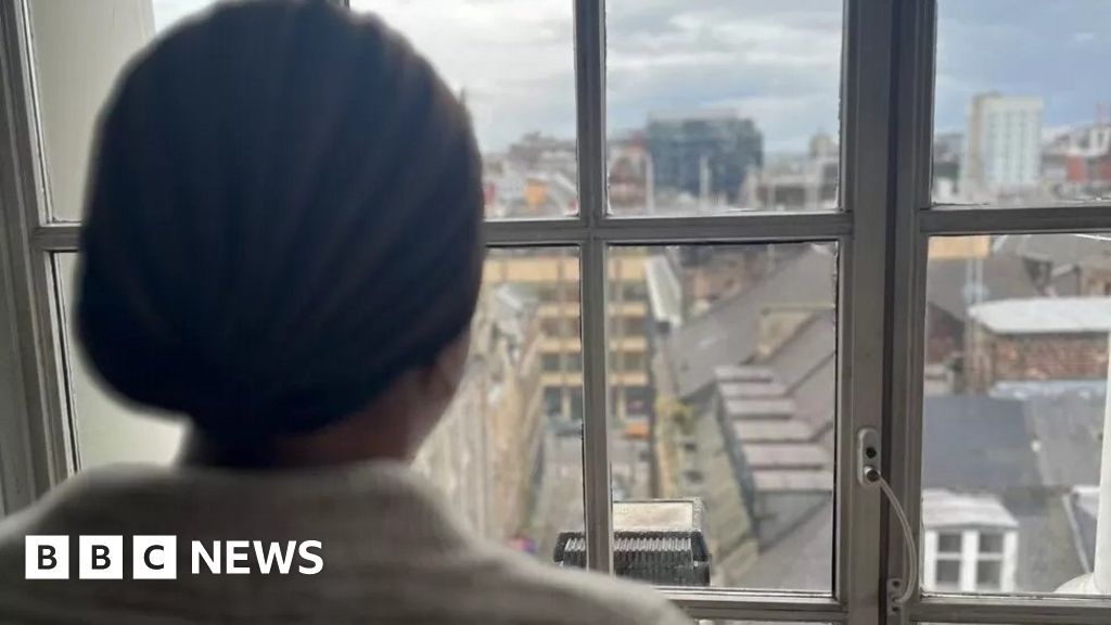 Glasgow council declares 'housing emergency' - BBC News