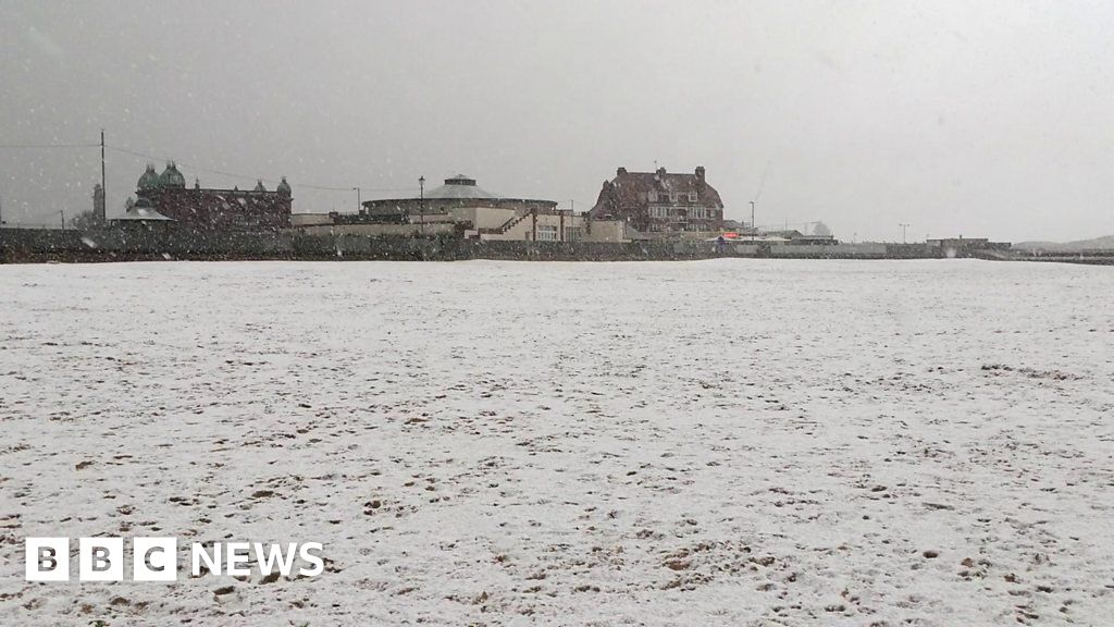 Hazardous conditions as snow hits Norfolk coast - BBC News