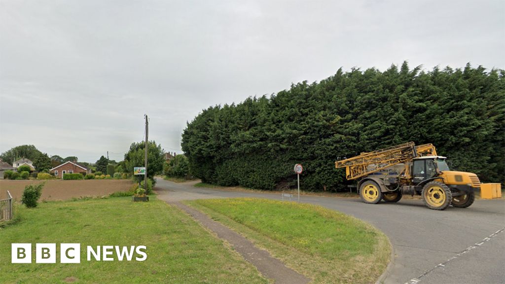 Two injured in Lincolnshire after crash involving lorry and cars - BBC News