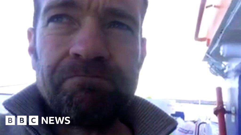 Migrant rescue crew 'held hostage' - BBC News