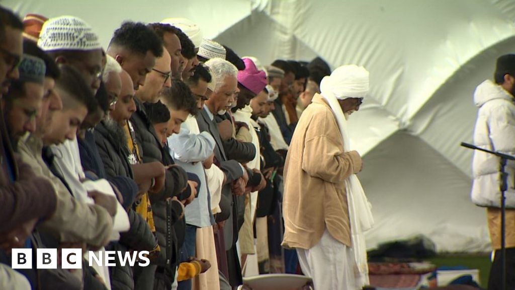 Eid: Thousands of Muslims gather to mark end of fasting period - BBC News
