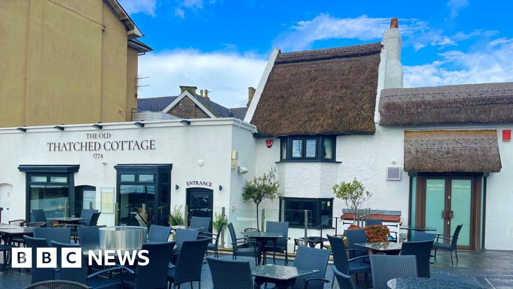Weston-super-Mare's Old Thatched Cottage applies to get new roof - BBC News