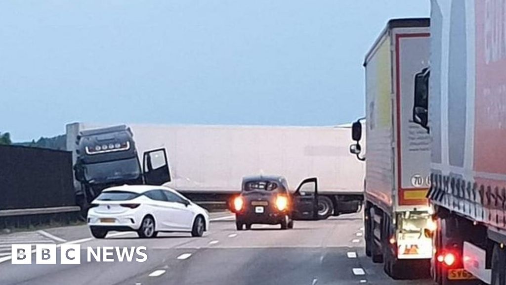M25 crash: Road reopens after jackknifed lorry causes closure - BBC News