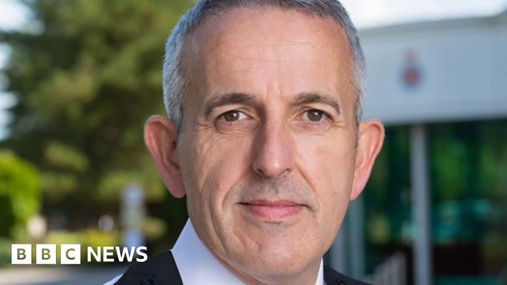 Lancashire Chief Constable Chris Rowley to retire - BBC News