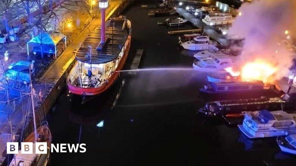 Fire crews battle boat blaze in Bristol harbour - BBC News
