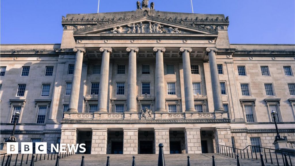 NI civil service staff offered 1% pay rise - BBC News