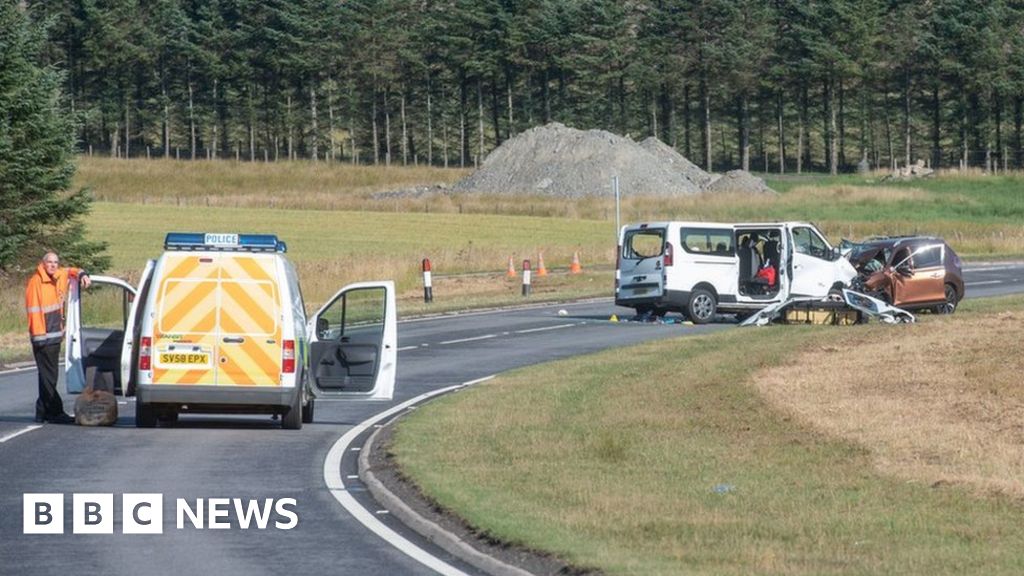 Circus performers pulled children from Moray crash wreck - BBC News