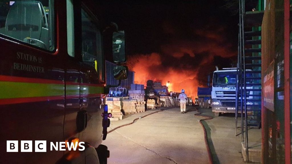 Fire breaks out at industrial unit in Bristol - BBC News