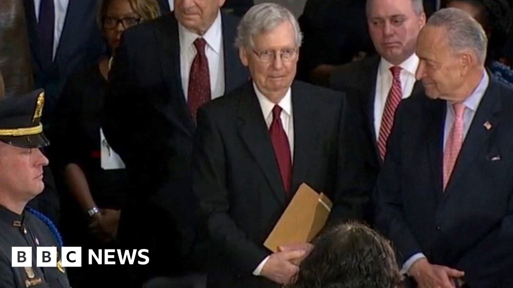Elijah Cummings pallbearer refuses to shake Mitch McConnell's hand ...