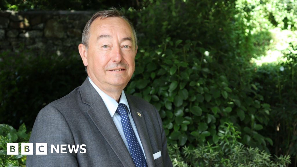 Guernsey's head of public service Mark de Garis to retire