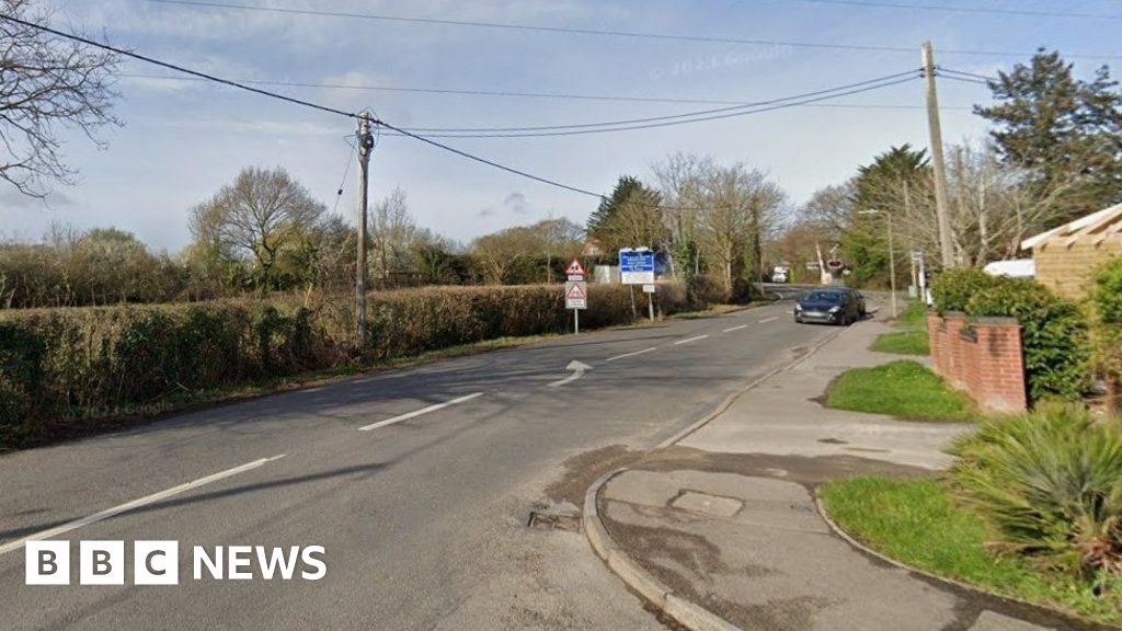 Warning after Totton cones-in-road car theft - BBC News