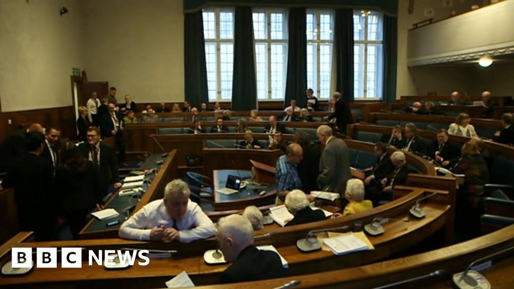 All Welsh education backed for Ysgol Llangennech - BBC News