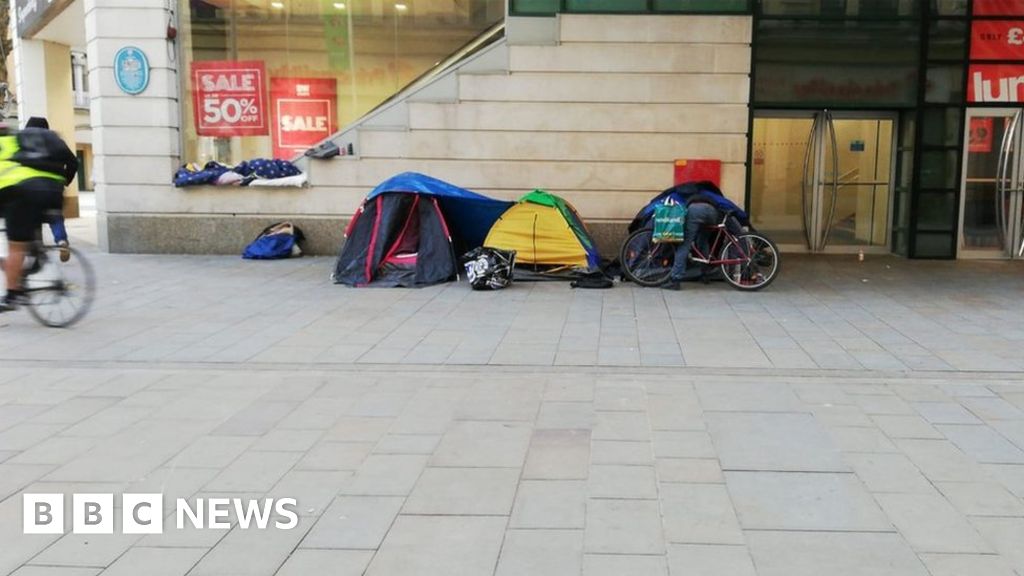 Cardiff homelessness: Should you donate tents to people? - BBC News