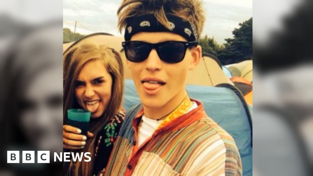 Viola Beach guitarist River Reeves was 'like a brother to me' - BBC News