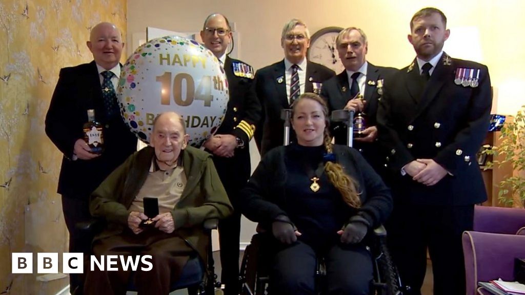 Lincoln war veteran George Pearson, 104, receives medal on birthday