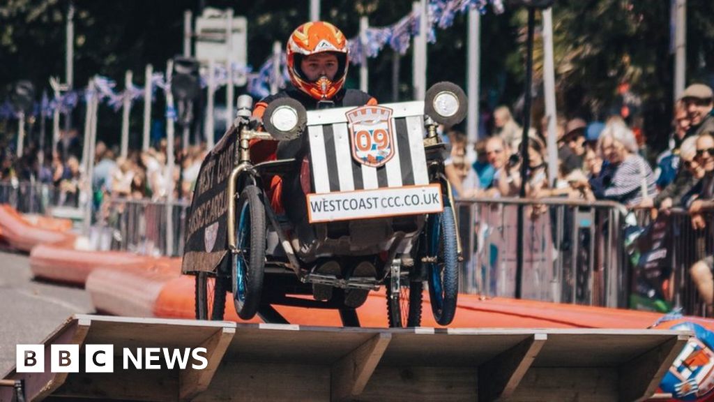 In pictures: Castle Douglas soap box derby - BBC News
