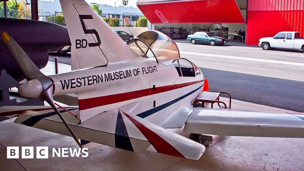 Devon pilot Howard Cox killed in Bond-style plane - BBC News