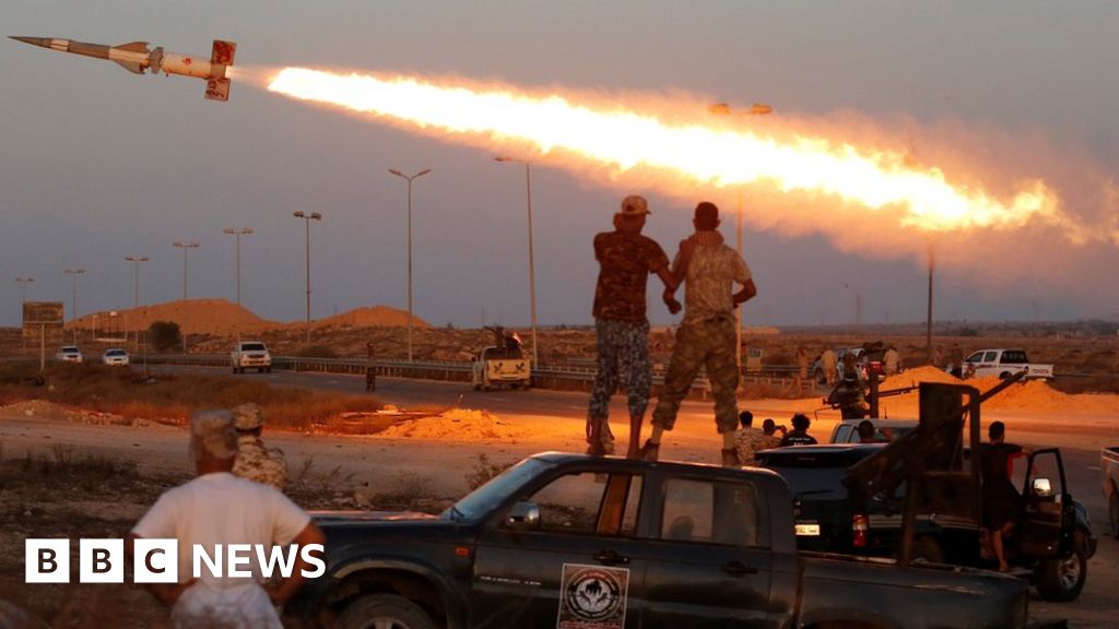 IS conflict: Obama says group is weakening but still a threat - BBC News