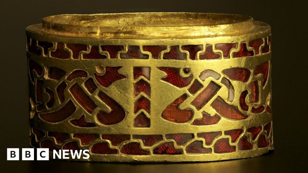 Sutton Hoo: Anglo-Saxon riches reunited for 'homecoming' show - BBC News