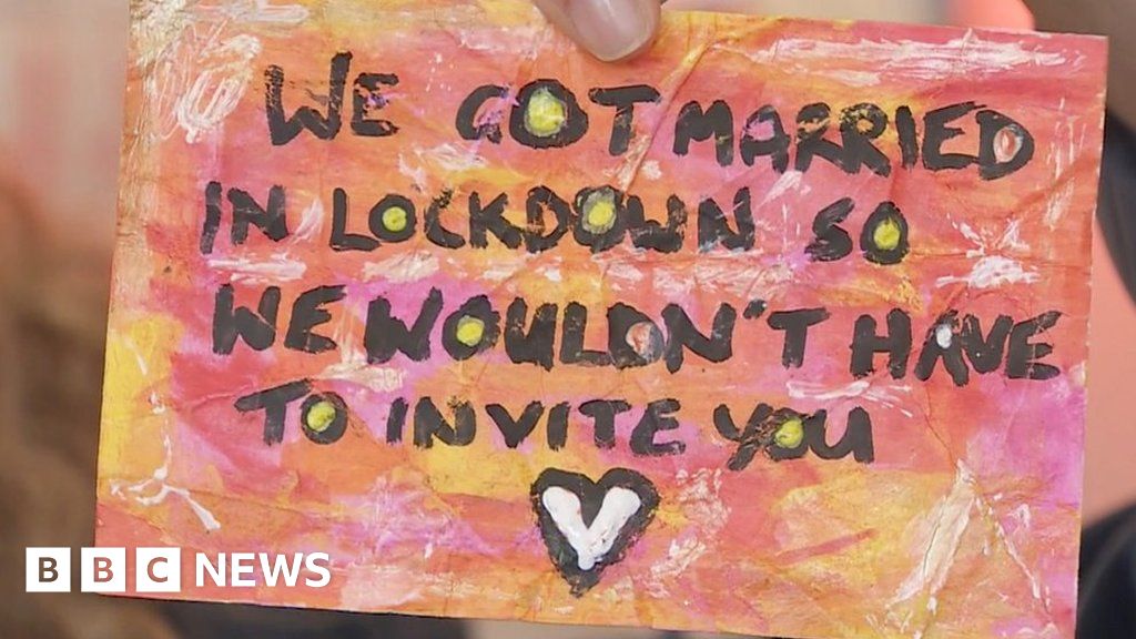 Postcards: Londoners' lockdown secrets revealed - BBC News