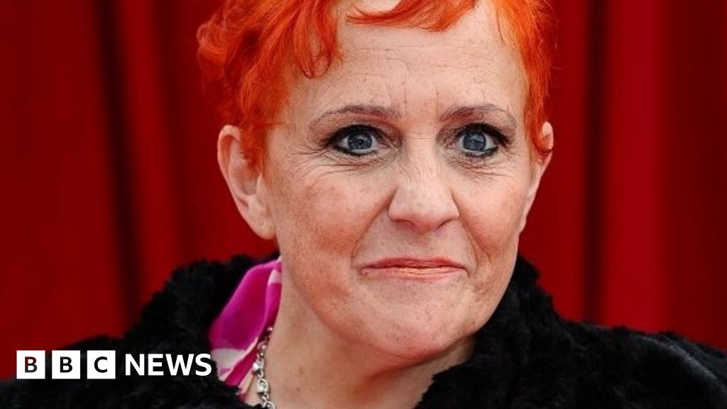Emmerdale actress Kitty McGeever dies aged 48 - BBC News