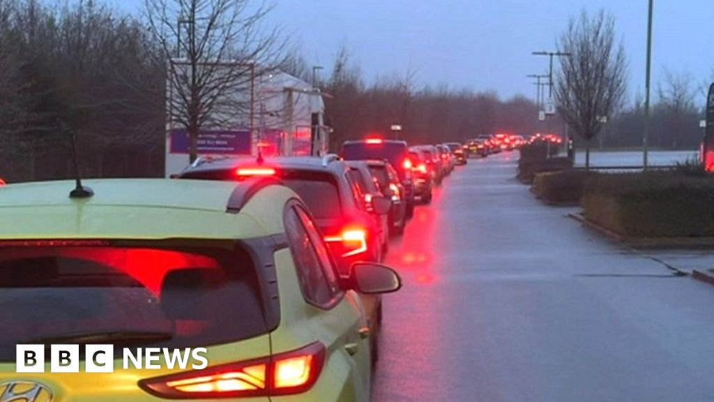 Video shows queues for water in Winchester as supplies disrupted - BBC News