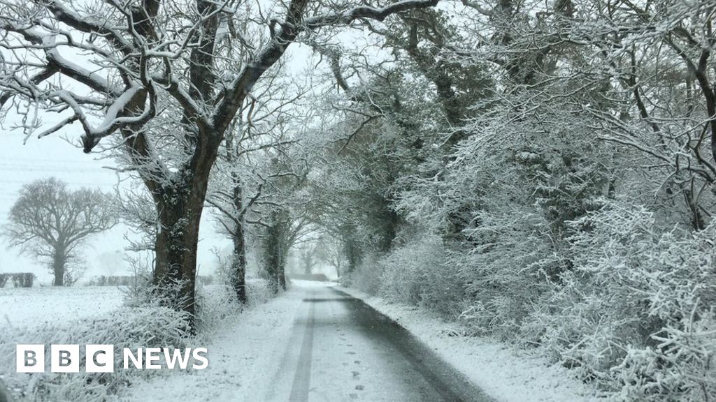UK weather: Snow across England and Scotland in pictures - BBC News