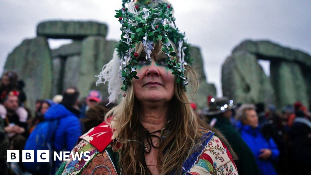 Winter solstice crowds gather at Stonehenge in celebration - BBC News