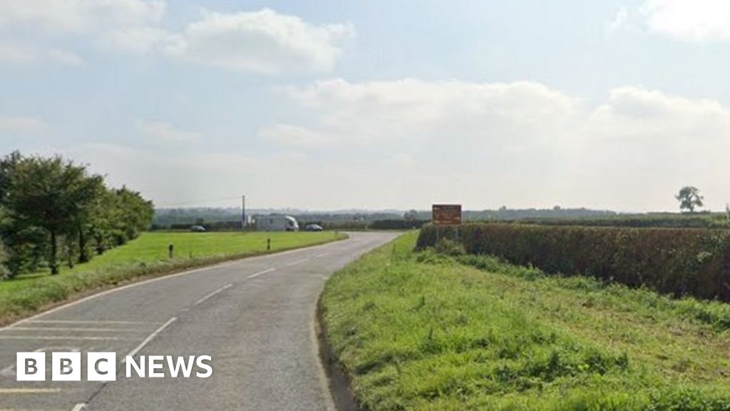 Somerset crash: Woman killed in head-on collision - BBC News