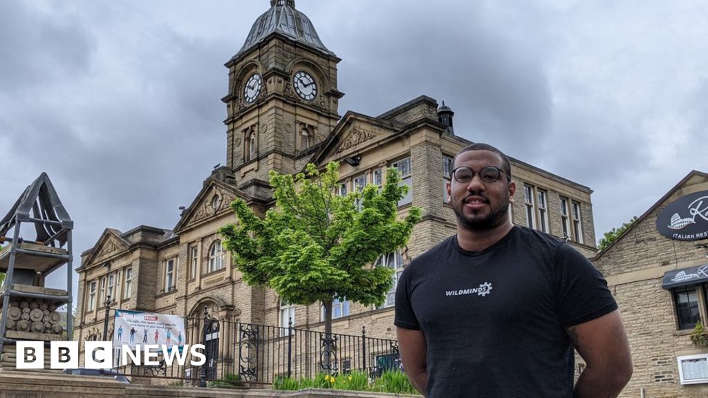 Batley and Spen by-election: Green Party select rugby player - BBC News