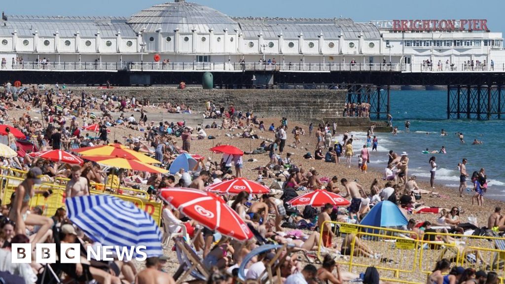Heatwave: Warnings issued in South East over extreme heat - BBC News