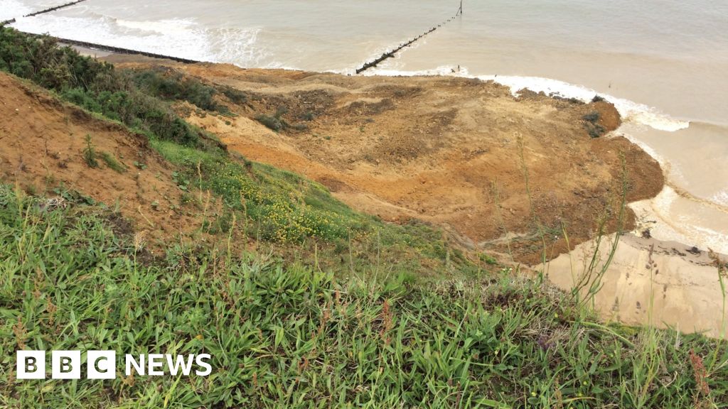 Norfolk cliff collapse: Warning to walkers at Sidestrand - BBC News