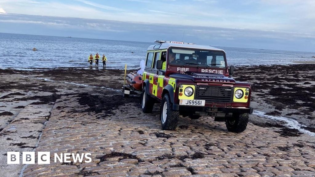 Channel Islands rising tide warning after rescues - BBC News